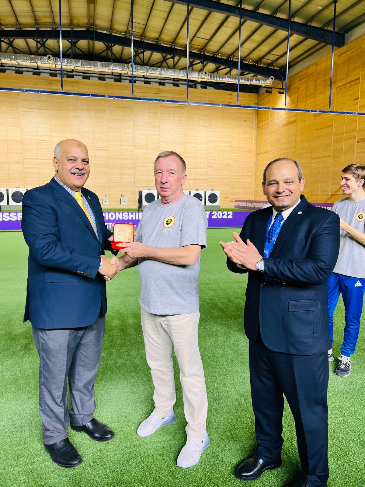 اتحاد الرماية يكرم رئيس الوفد الأوكراني في بطولة العالم لرماية المسدس والبندقية - kasnews - كاس نيوز